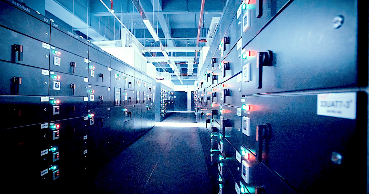 In blockbuster move, Amazon jumps into the data center with both feet ...