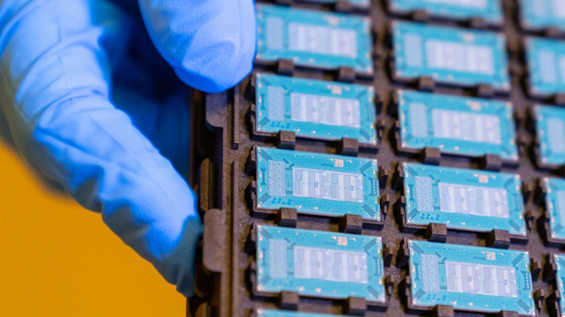 Intel begins mass-producing chips using cutting-edge EUV technology ...